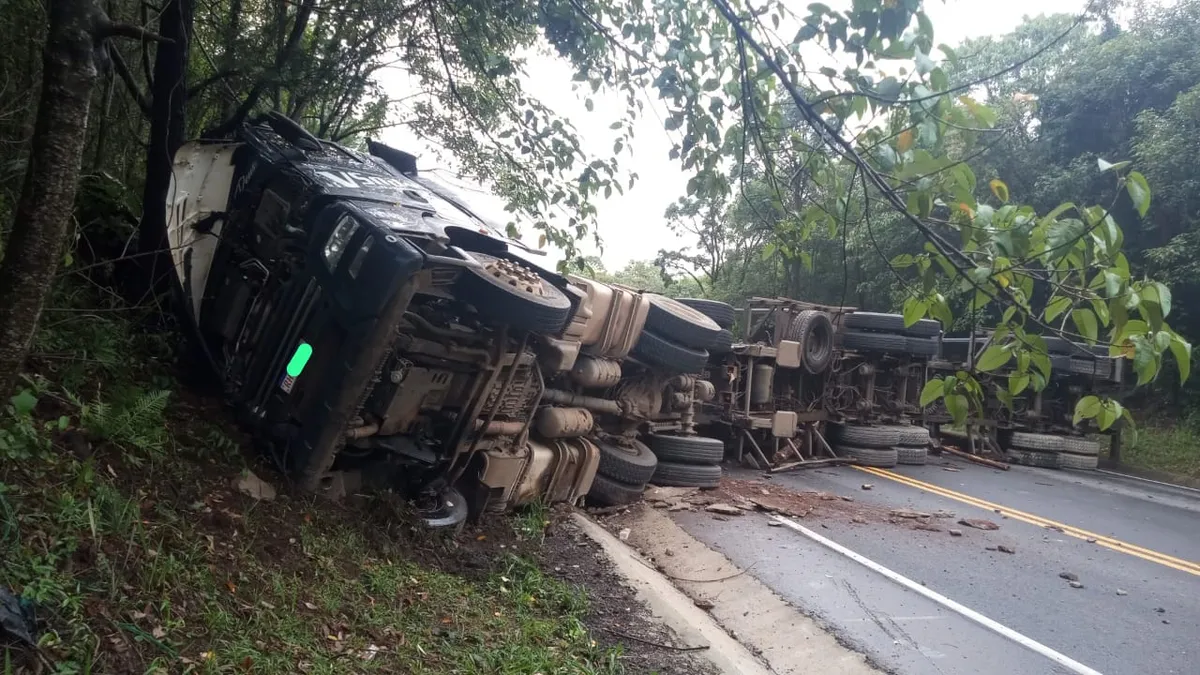 Caminhão tomba e fecha a PR-092 entre Arapoti e Jaguariaíva | aRede