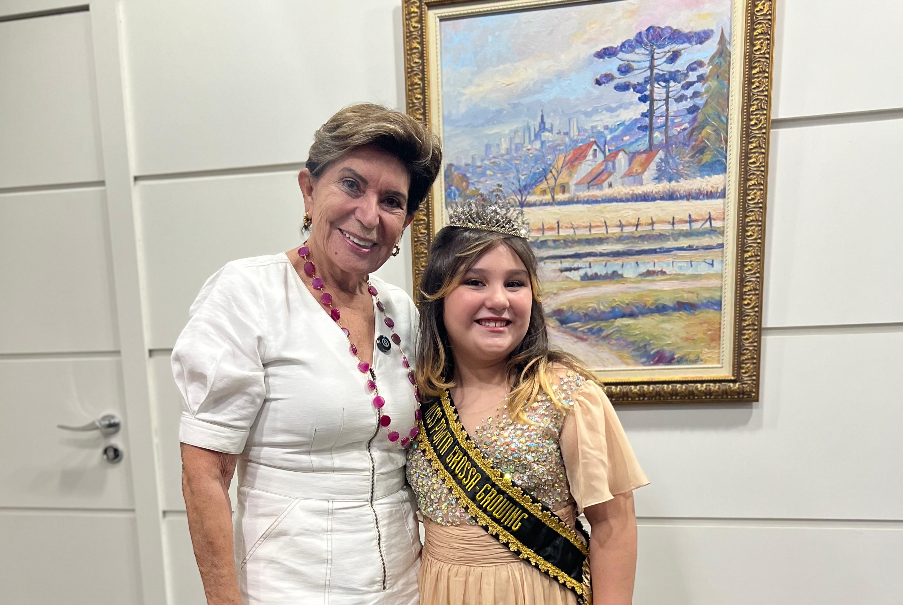 Elizabeth Schmidt entrega faixa de Miss PG Mirim a Maria Beatriz ...