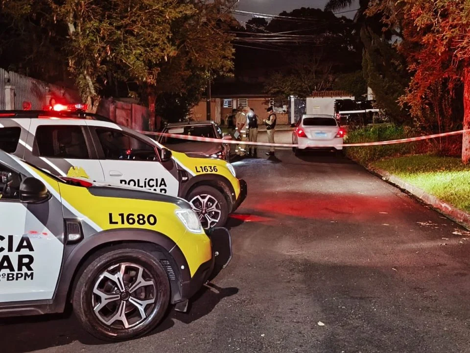 Homem é assassinado com oito tiros dentro de carro em Curitiba | aRede