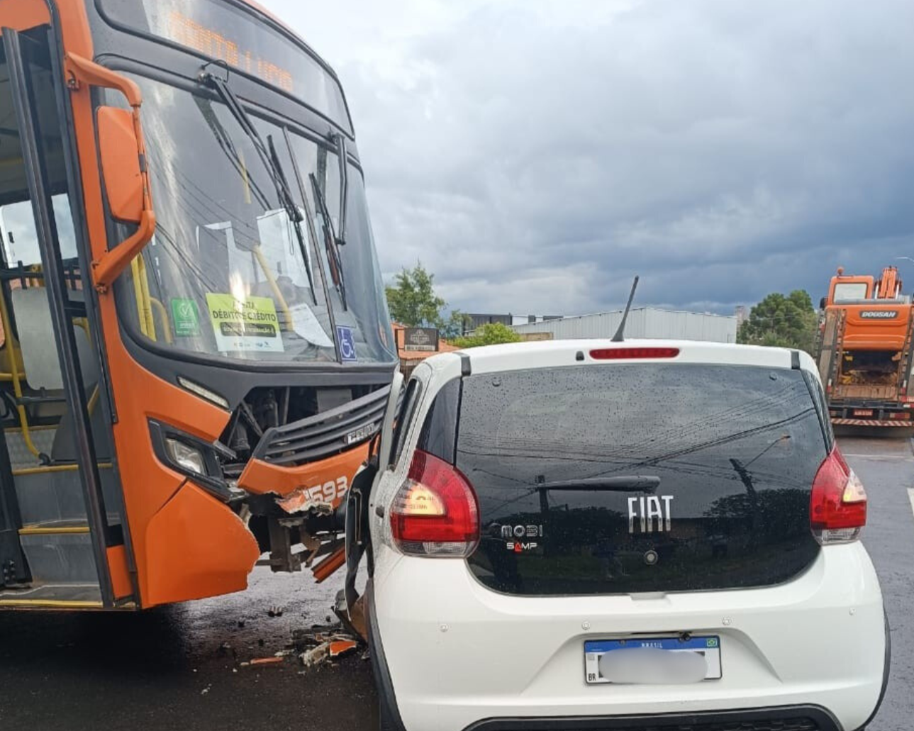 Fiat Mobi e ônibus se envolvem em acidente no Jardim Carvalho | aRede